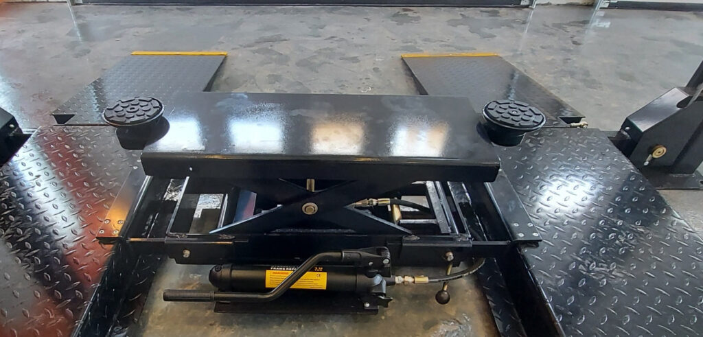 RJ-3500 Hand Operated 1.6 Tonne 4 post Car Hoist Rolling (Sliding) Jack ...